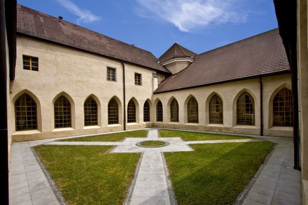 Rajský dvůr v Minoritském klášteře čekají rozsáhlé úpravy | Hradecžije.cz